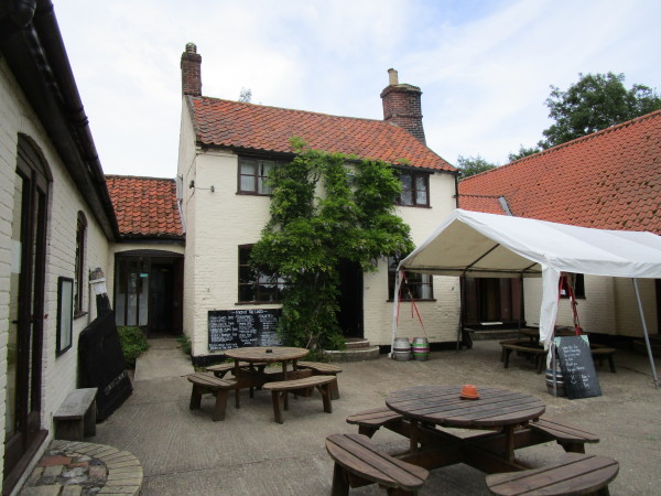 Geldeston dog-friendly pub and dog walk, Norfolk - Driving with Dogs